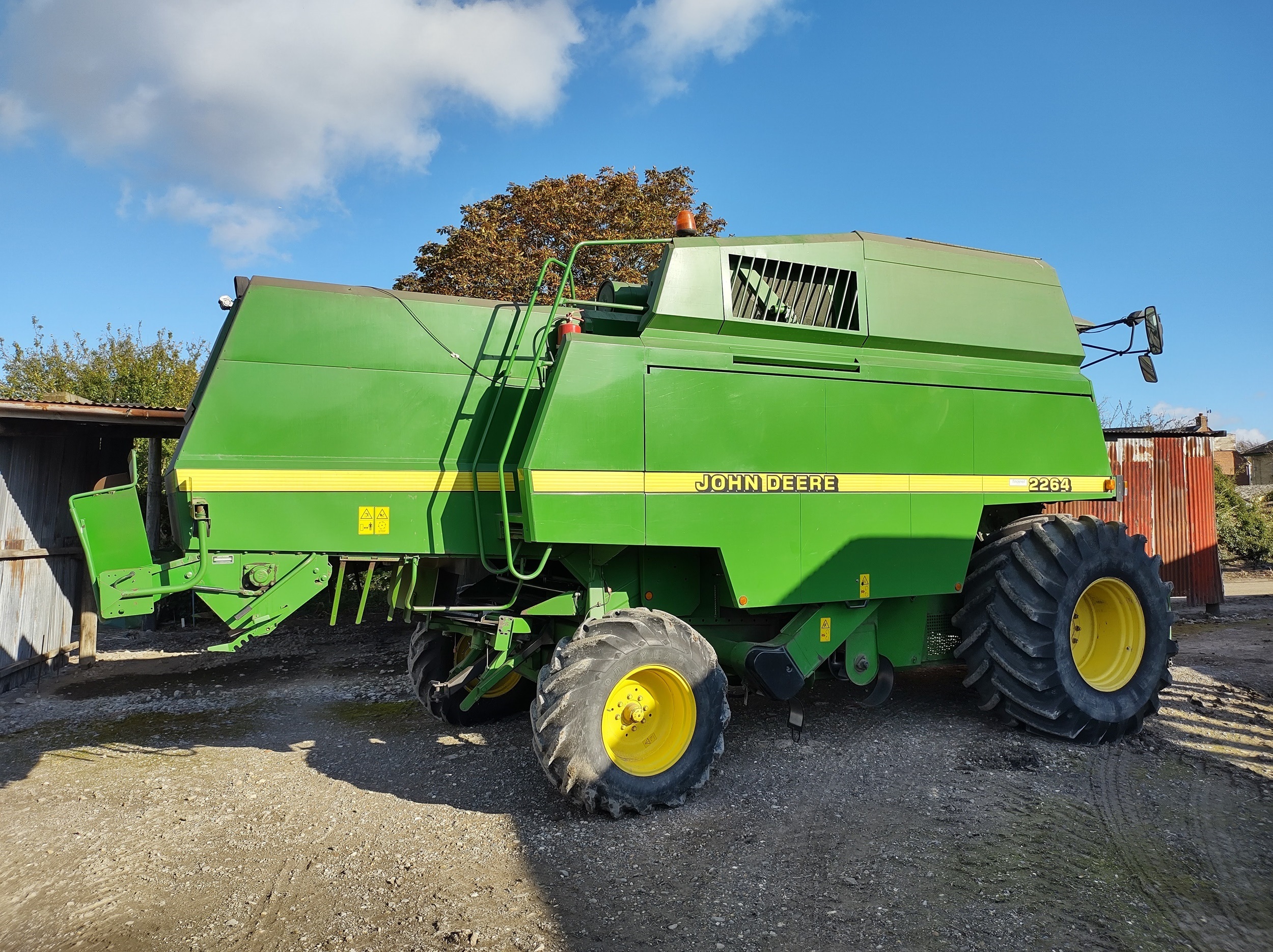 Lot 92 - John Deere 2264 Combine Harvestor. Reg: S233
