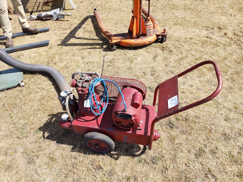 Lot 653 - Portable compressor