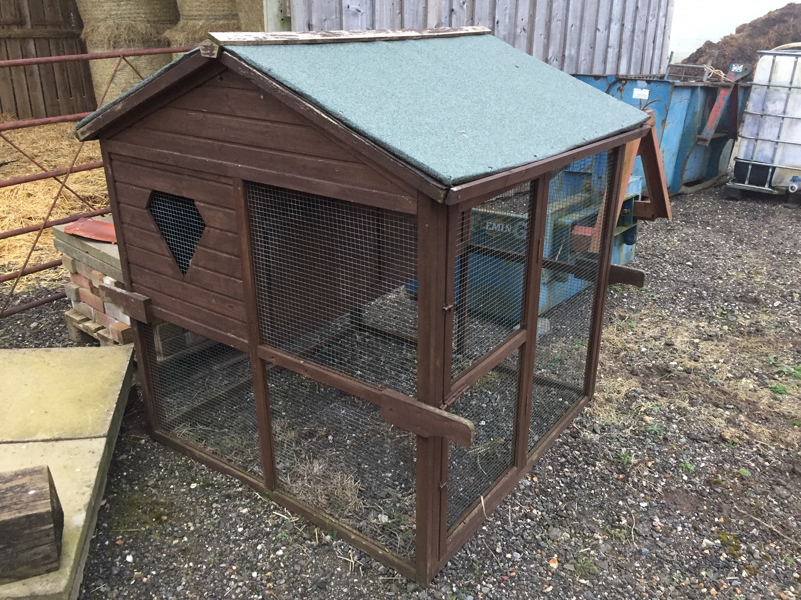 Lot 35 - Chicken House over run 4ft x 4ft complete