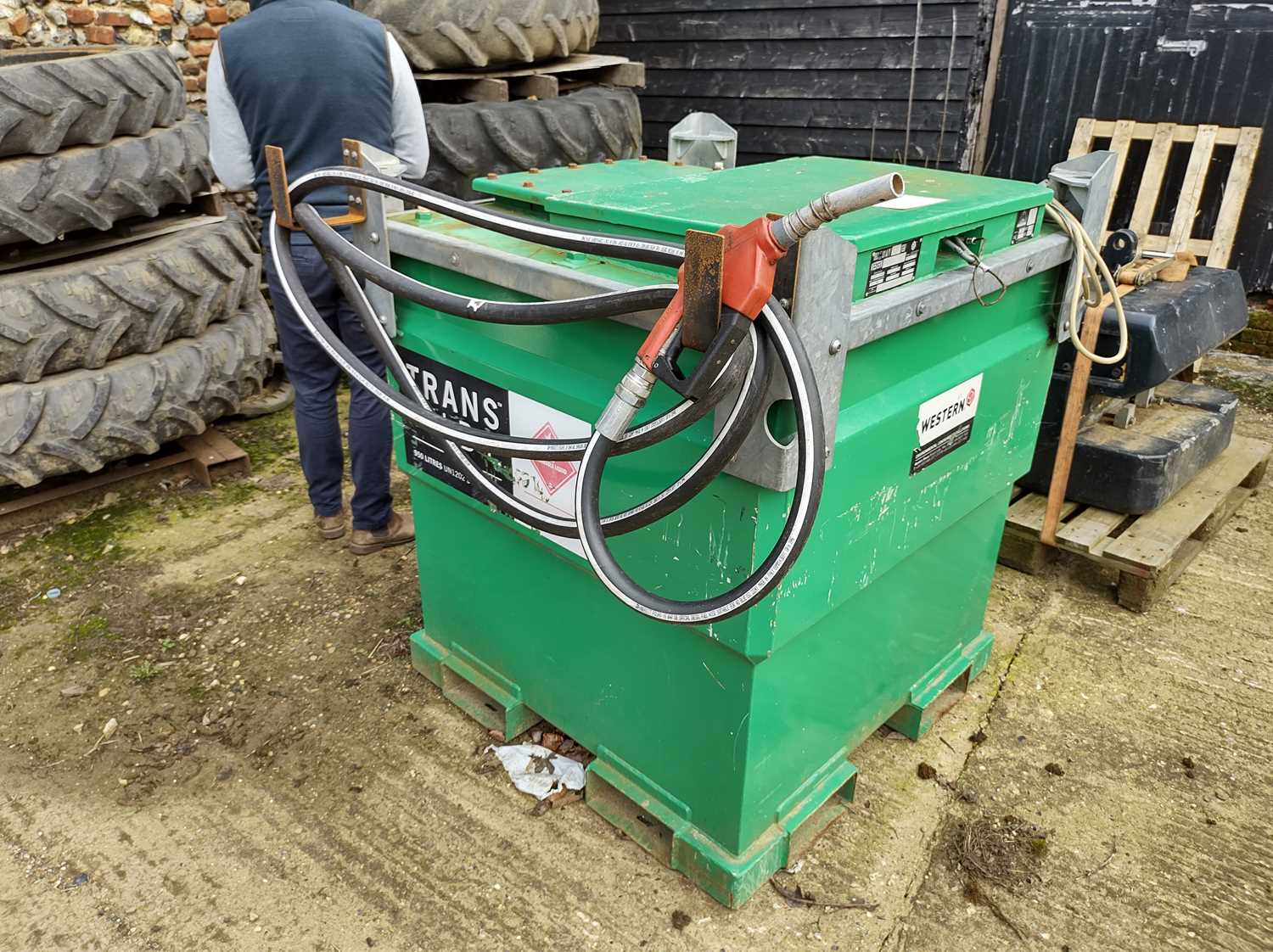 Lot 5 - 950l Western Trans Cube mobile fuel tank (Year