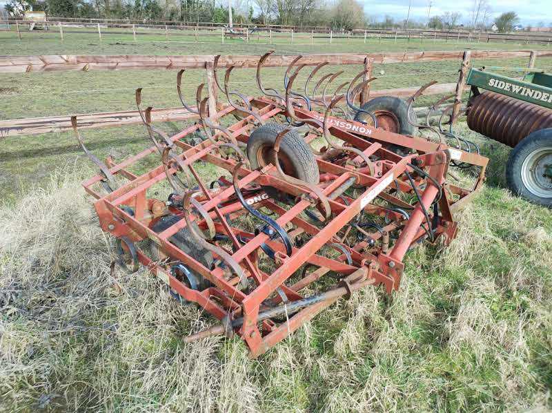 Lot 11 - Kongskilde hydraulic folding spring tine