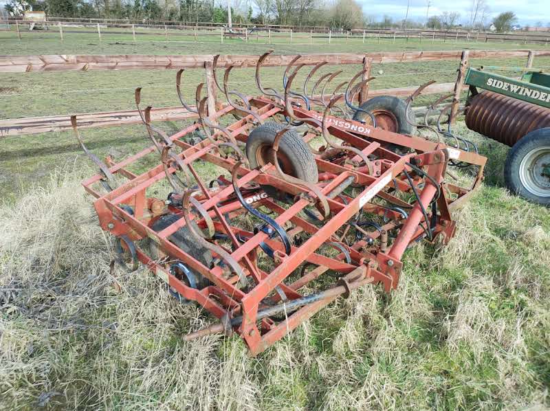 Lot 11 - Kongskilde hydraulic folding spring tine