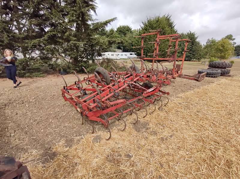 Lot 11 - Kongskilde hydraulic folding spring tine