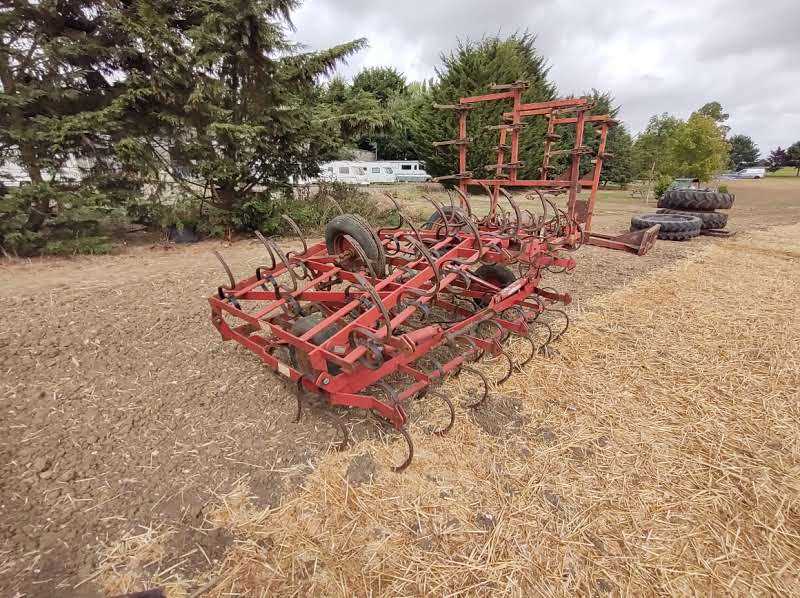 Lot 11 - Kongskilde hydraulic folding spring tine