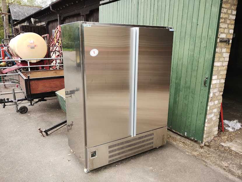Lot 8 - Frost-Tech double door freezer. Approximately