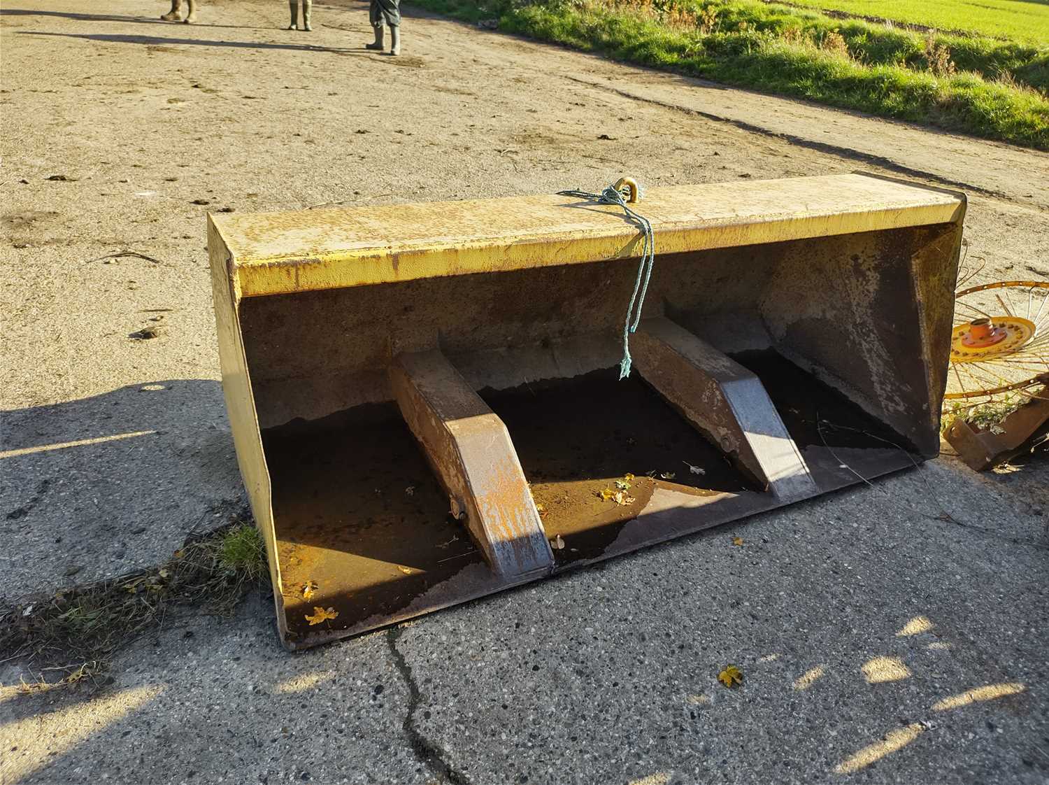 Lot 125 - Hydraulic Toe Tip Bucket