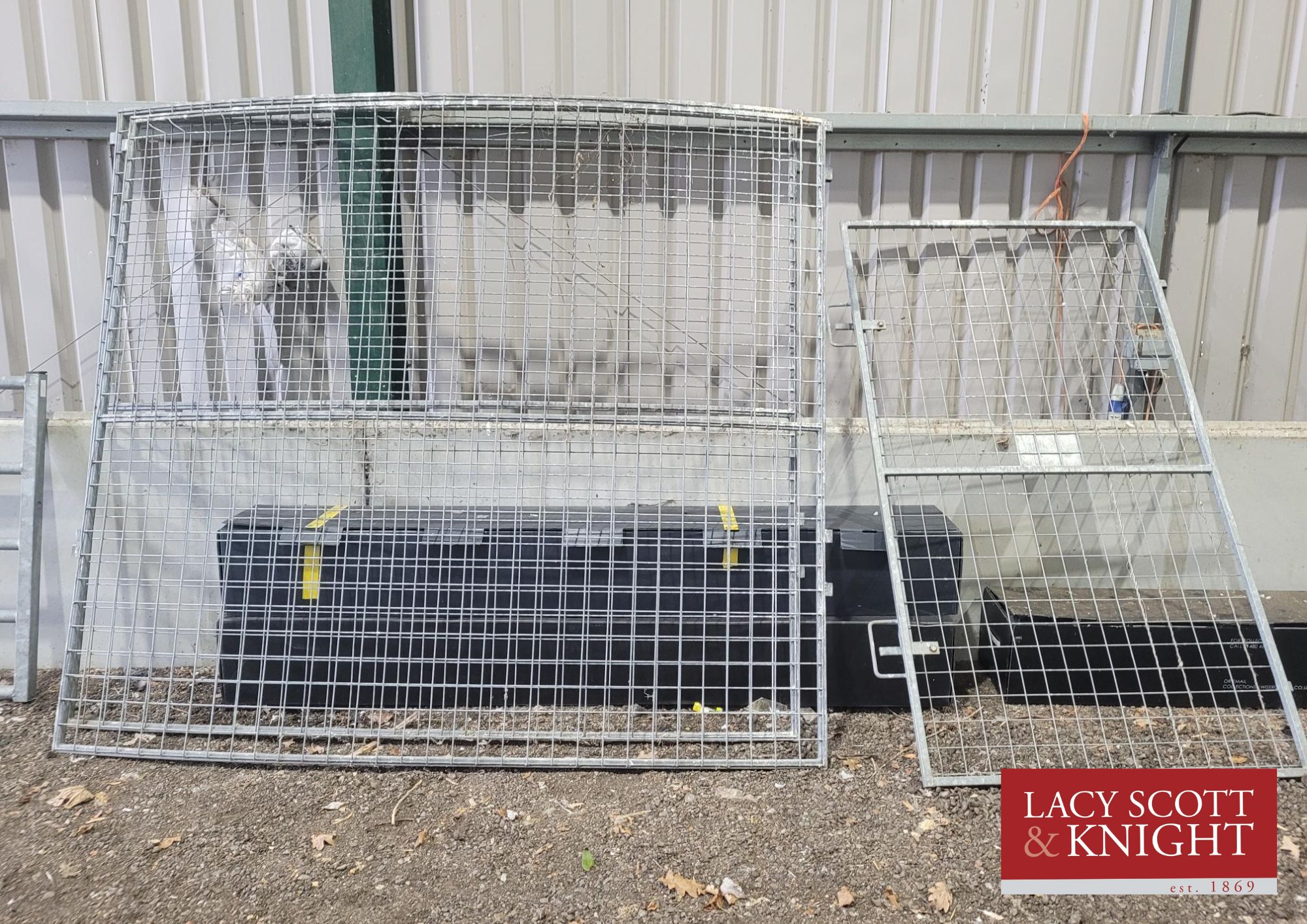 Lot 32 - 2 x curved horse cage panels and door panel