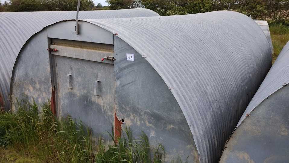 Lot 66 - 1 x 10' x 20' John Booth Dry Sow Hut