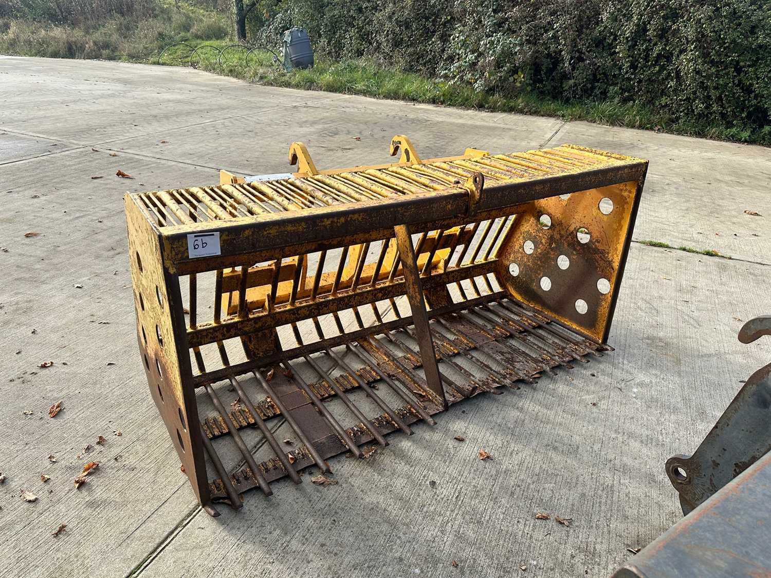 Lot 6 - Sugar Beet Bucket (1997) JCB Fittings