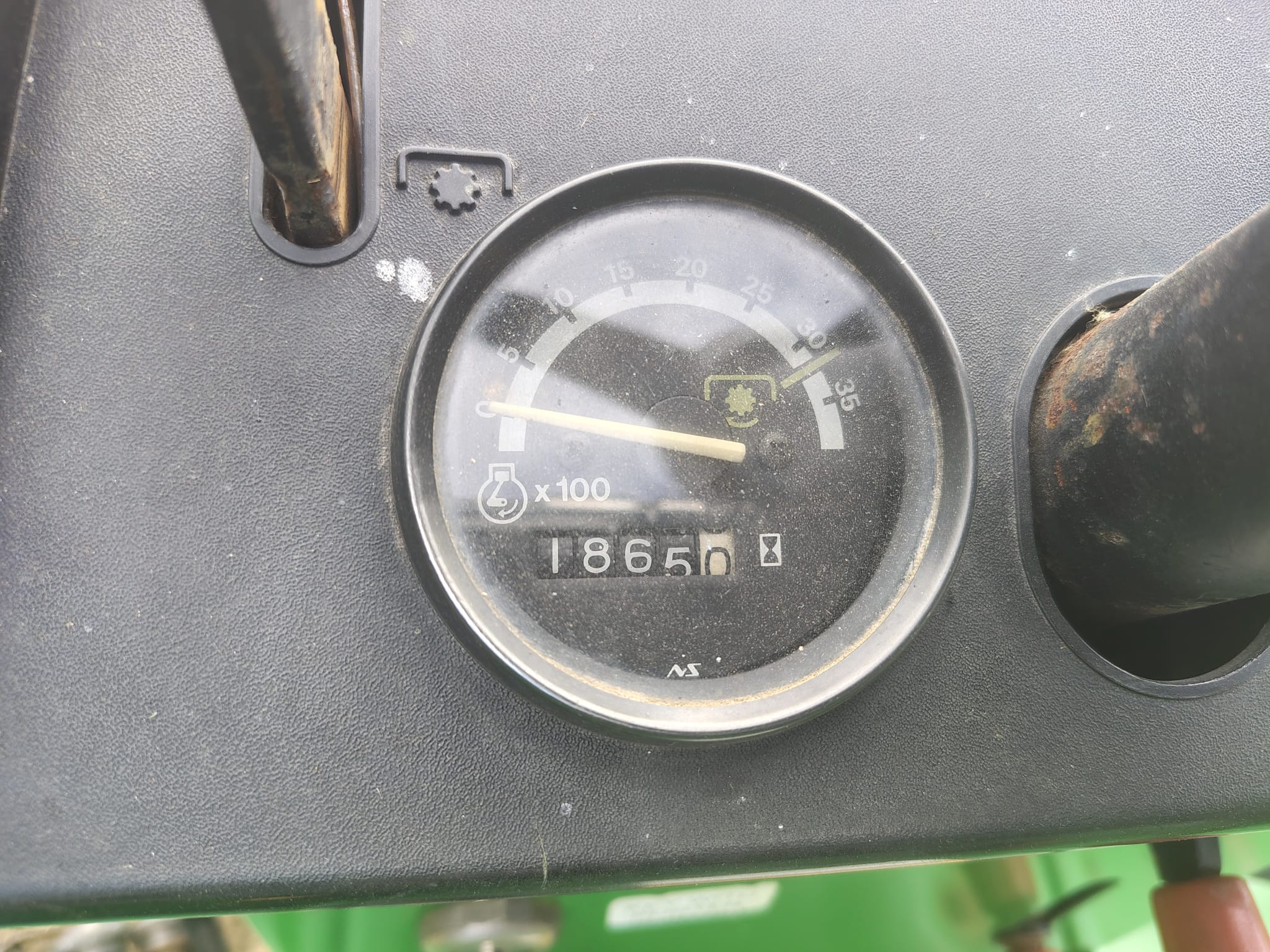 Lot 4 - John Deere 855 Compact Tractor (1865 hours)