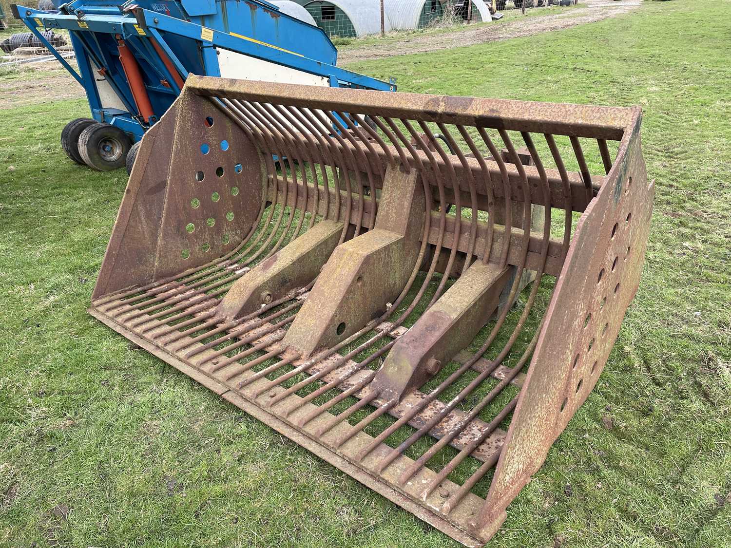 Lot 276 - Hydrualic Tip Toe Sugar Beet Bucket on JCB